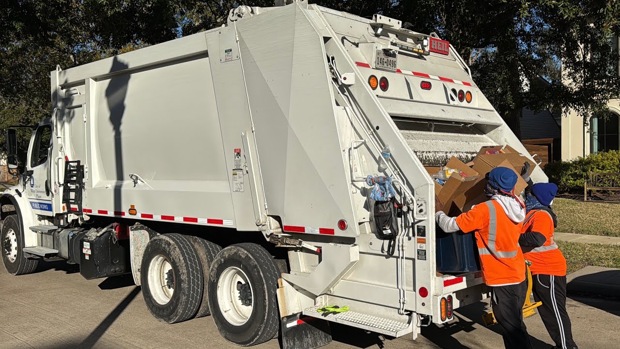 West U Freightliner Heil 5000 Rear Loader on Manual Recycle - YouTube