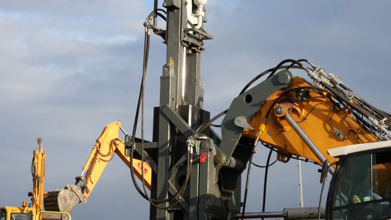Liebherr R946 & BSP Compaction Hammer of Dynamic Ground Solutions - YouTube