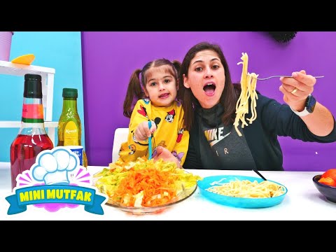 Çocuklarlarla yemek yapalım! Ayşe ve Defne salata yapıyorlar. Mini Mutfak - kız oyunları
