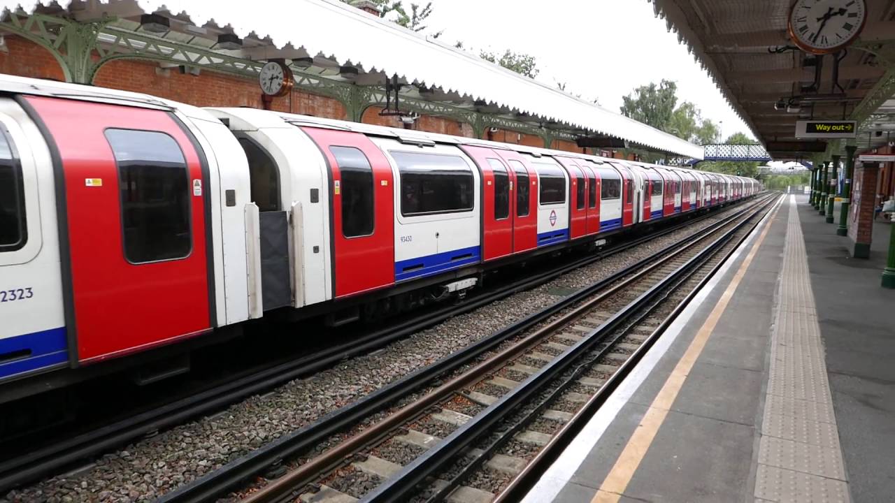 London Underground Central Line 1992 Stock Trains At Barkingside 8 ...