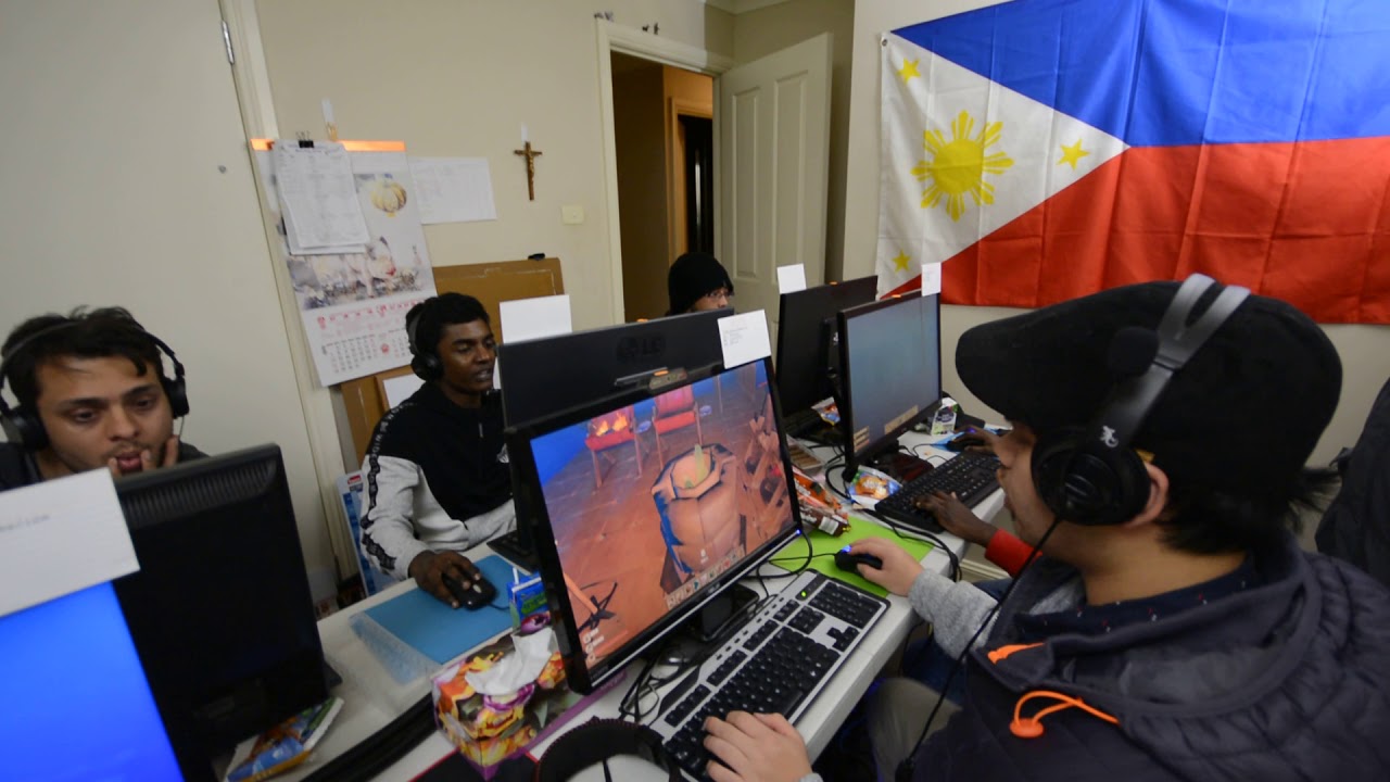 LAN party gaming set up playing Raft - YouTube