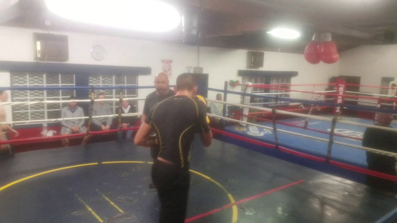 Lee Selby mitts workout in the Maywood Boxing Club - YouTube