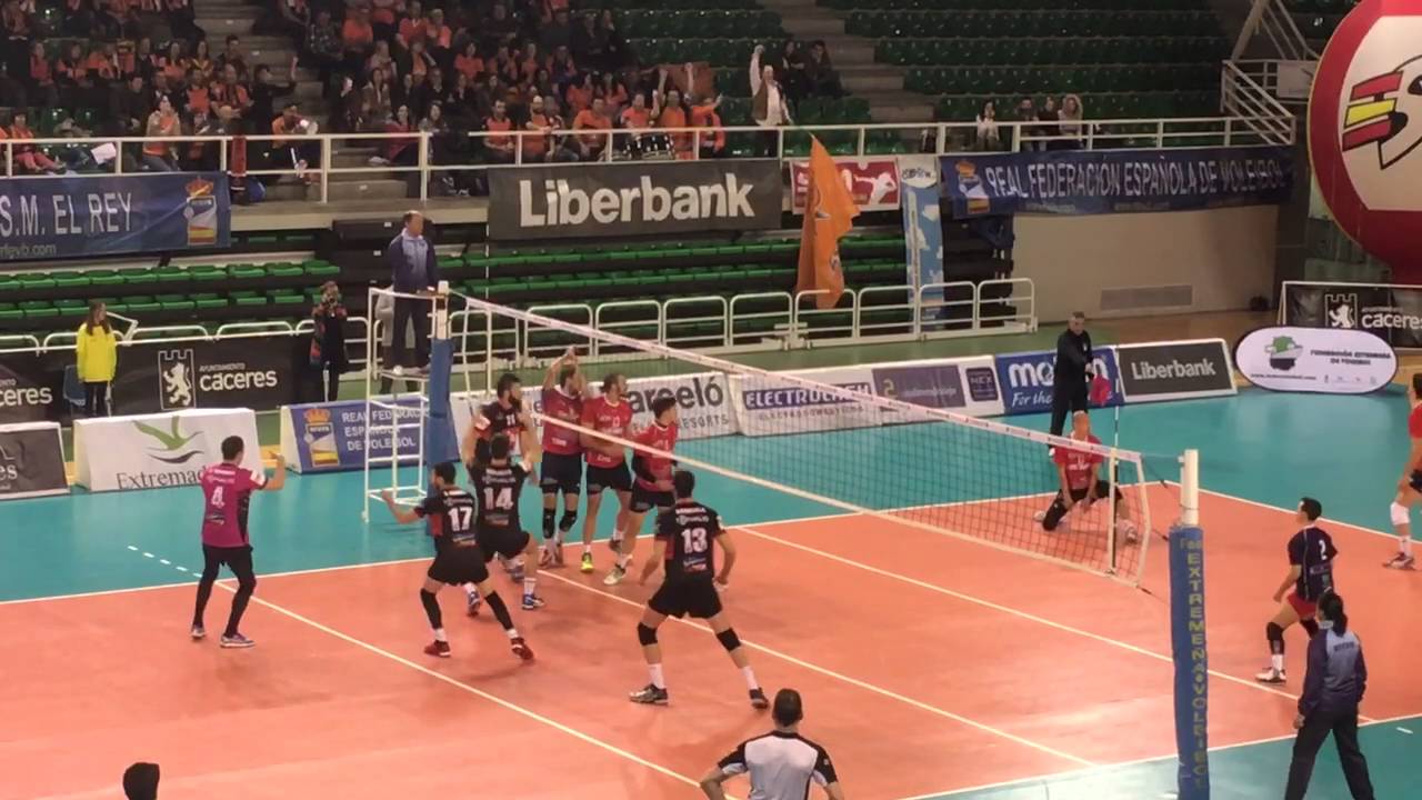 Intento de bloqueo triple, voleibol copa del rey - YouTube