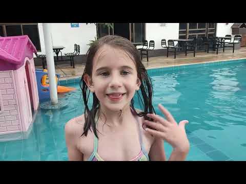 Brincando na piscina do Treze Trilhas Park Hotel