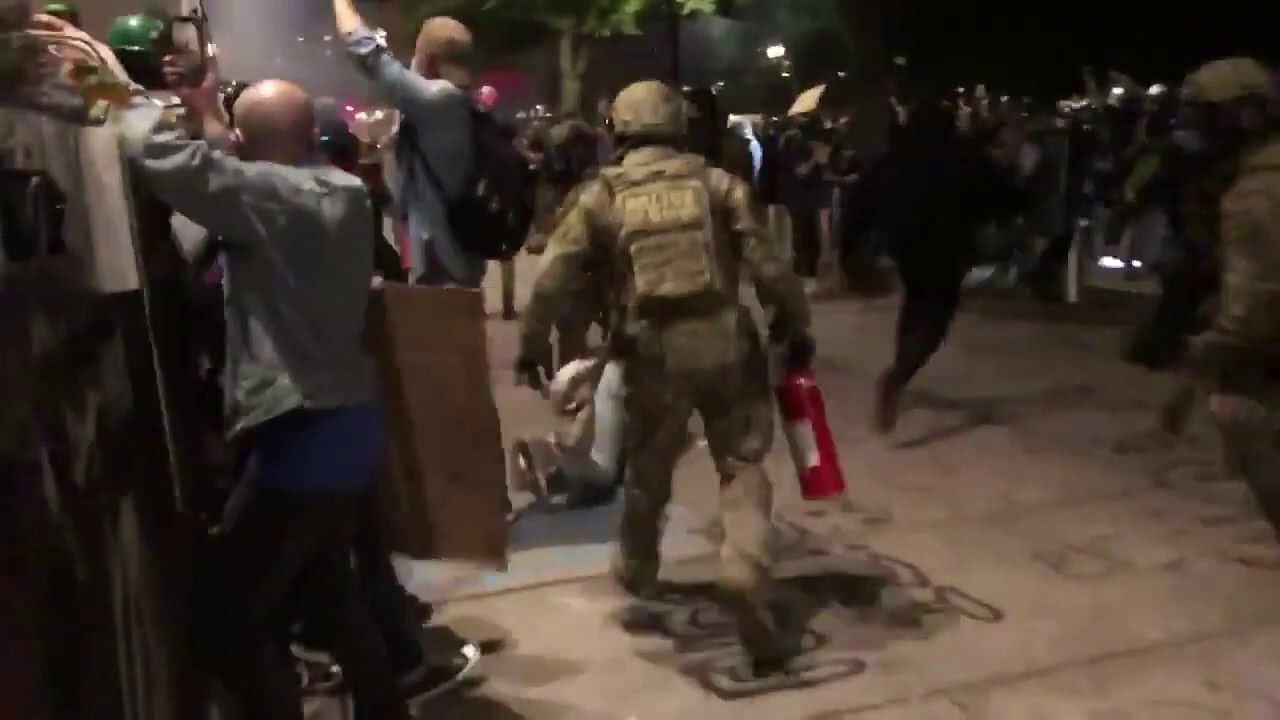 Protesters Attempt to Set Portland Courthouse Alight - YouTube