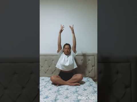 Faça uma prática de yoga leve e gostosa ainda na sua cama.