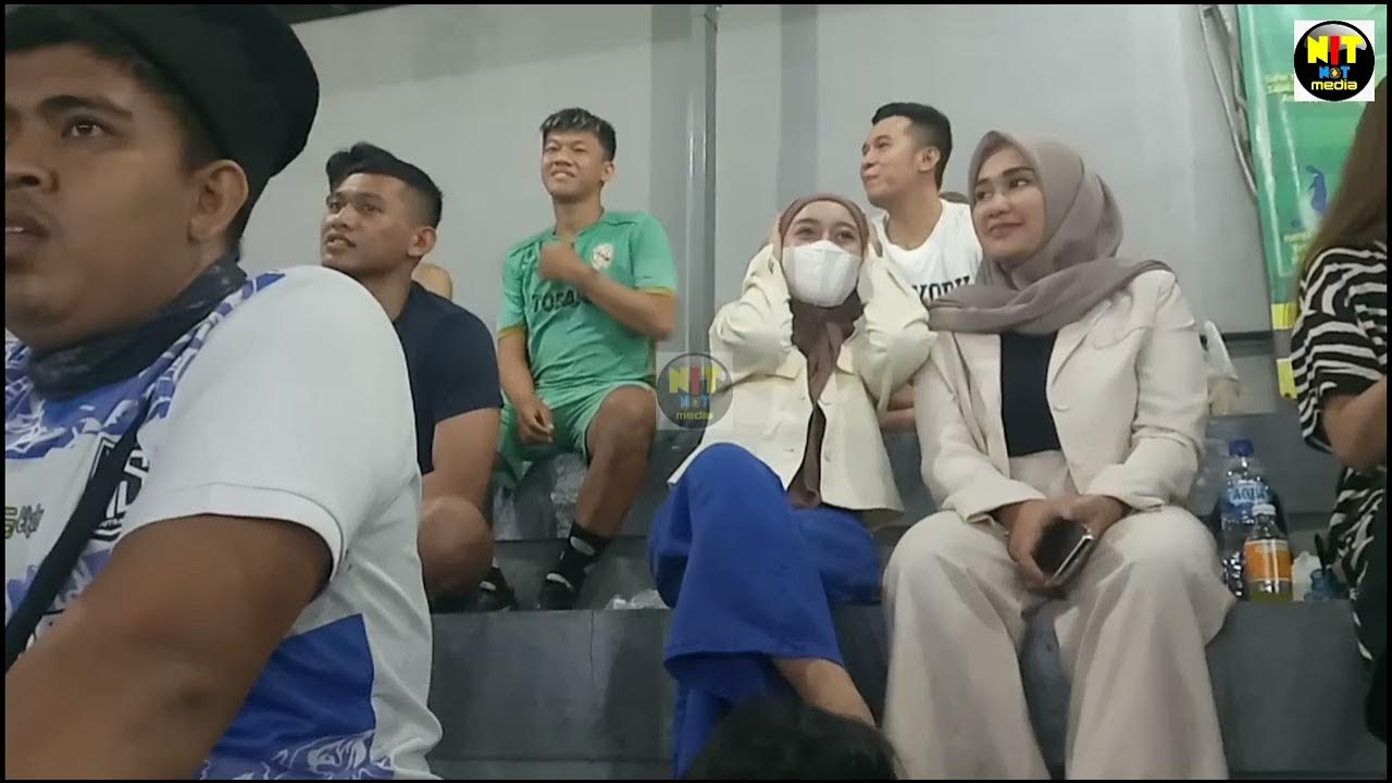 LESTI KEJORA TEMANI SUAMINYA RIZKY BILLAR MAIN BOLA - YouTube