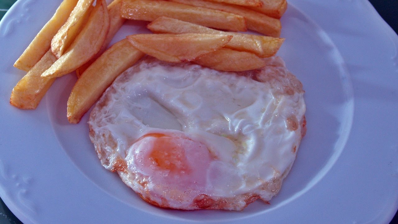 Cómo hacer un huevo frito perfecto - YouTube