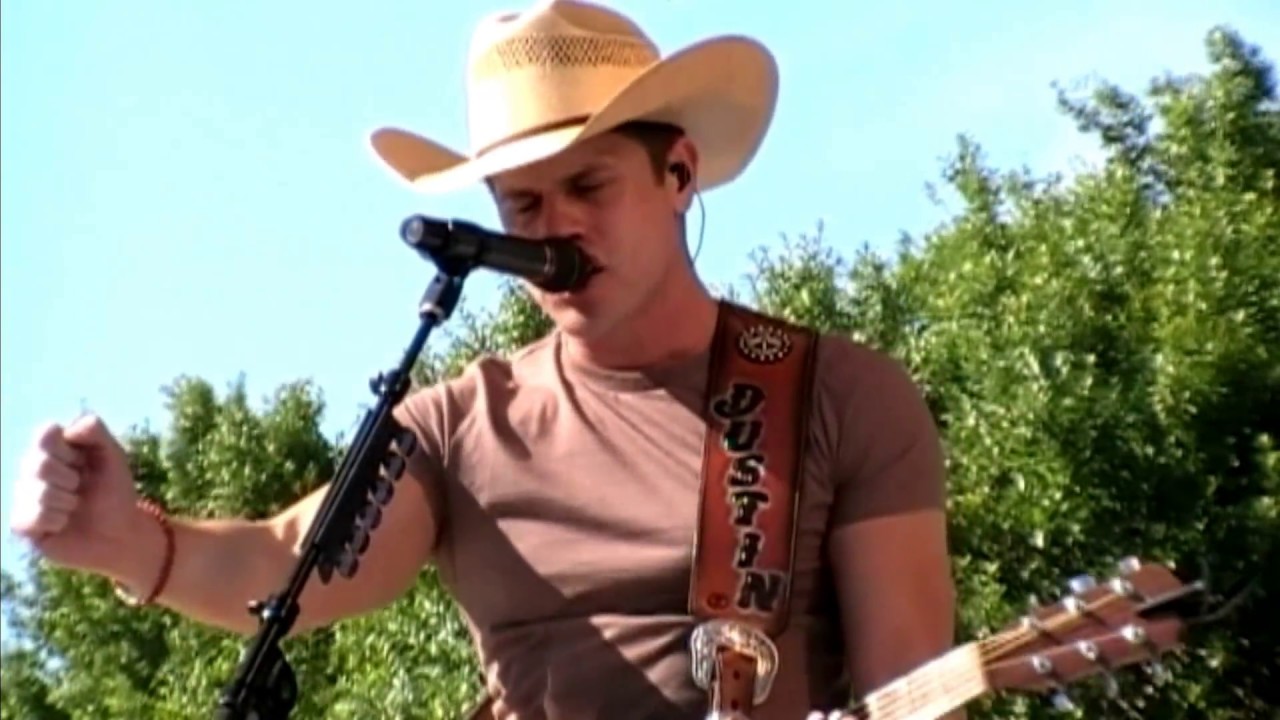 Dustin Lynch sings "Live" in Clewiston Florida - YouTube