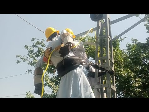 Lineman Electrocuted To Death During Work On Pole - YouTube