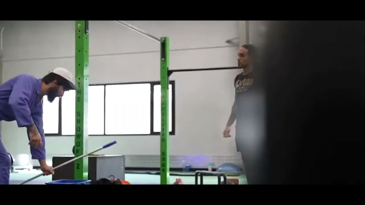 CRAZY CLEANER surprise GIRLS in a GYM prank | Aesthetics in public ...