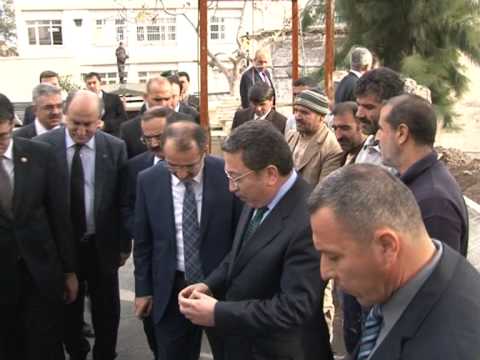 Öztürk,Gazi Mektebi'nin sembolik anahtarını Milli Eğitim Bakanı Dinçer'e verdi