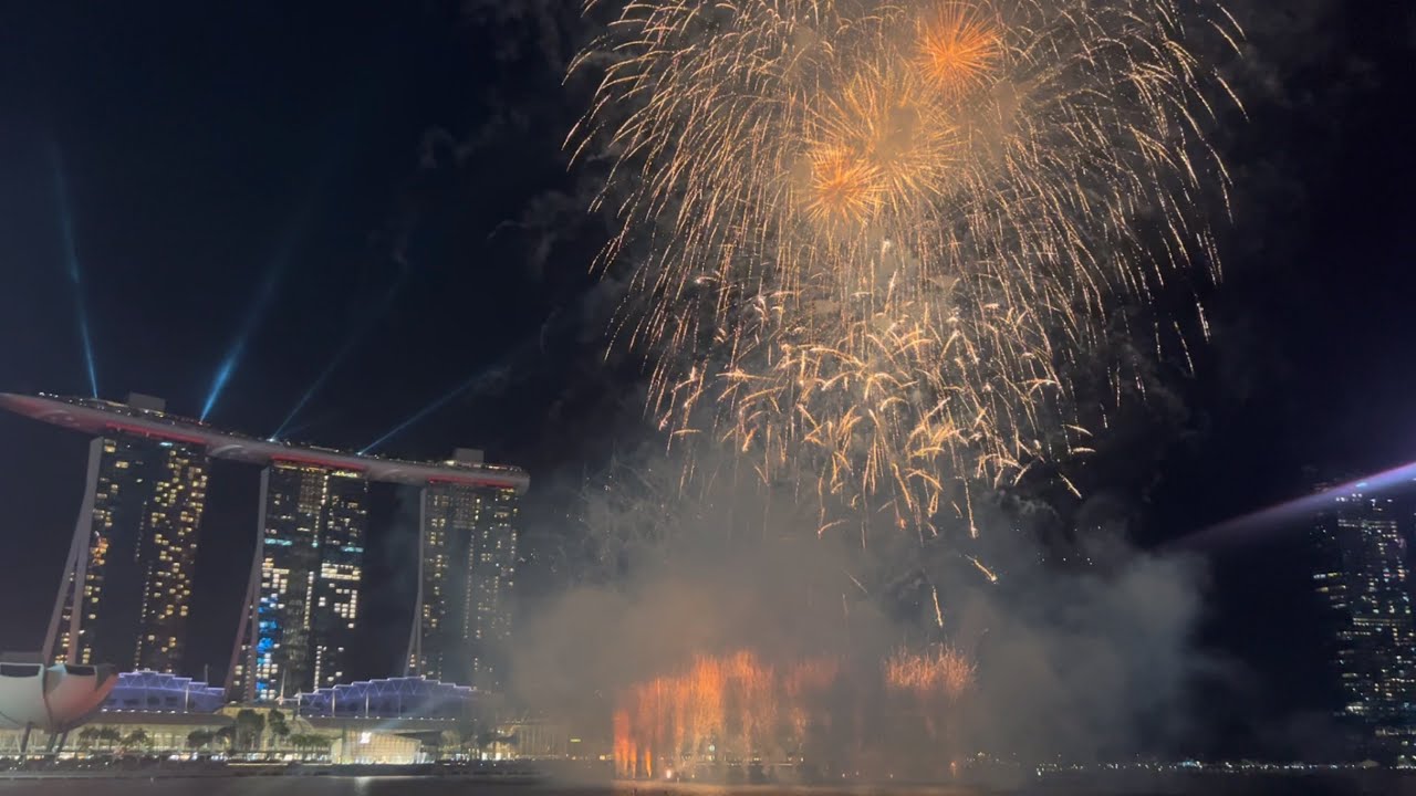 Fireworks at Marina Bay I Singapore 57th National Day - YouTube
