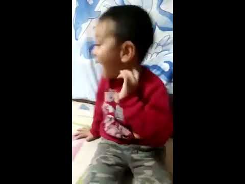 Yiğit Ali ablası ile oynuyor