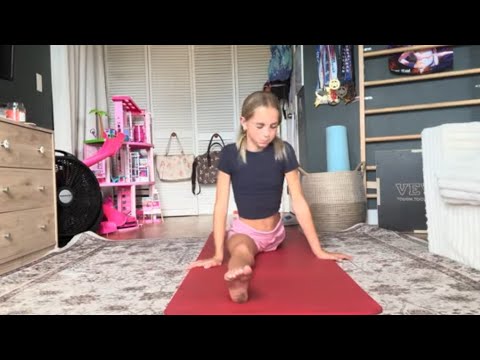 STRETCH WITH ME! #stretching #subscribe #stretch #like #likeandsubscribe #cheer #cheerleader 
