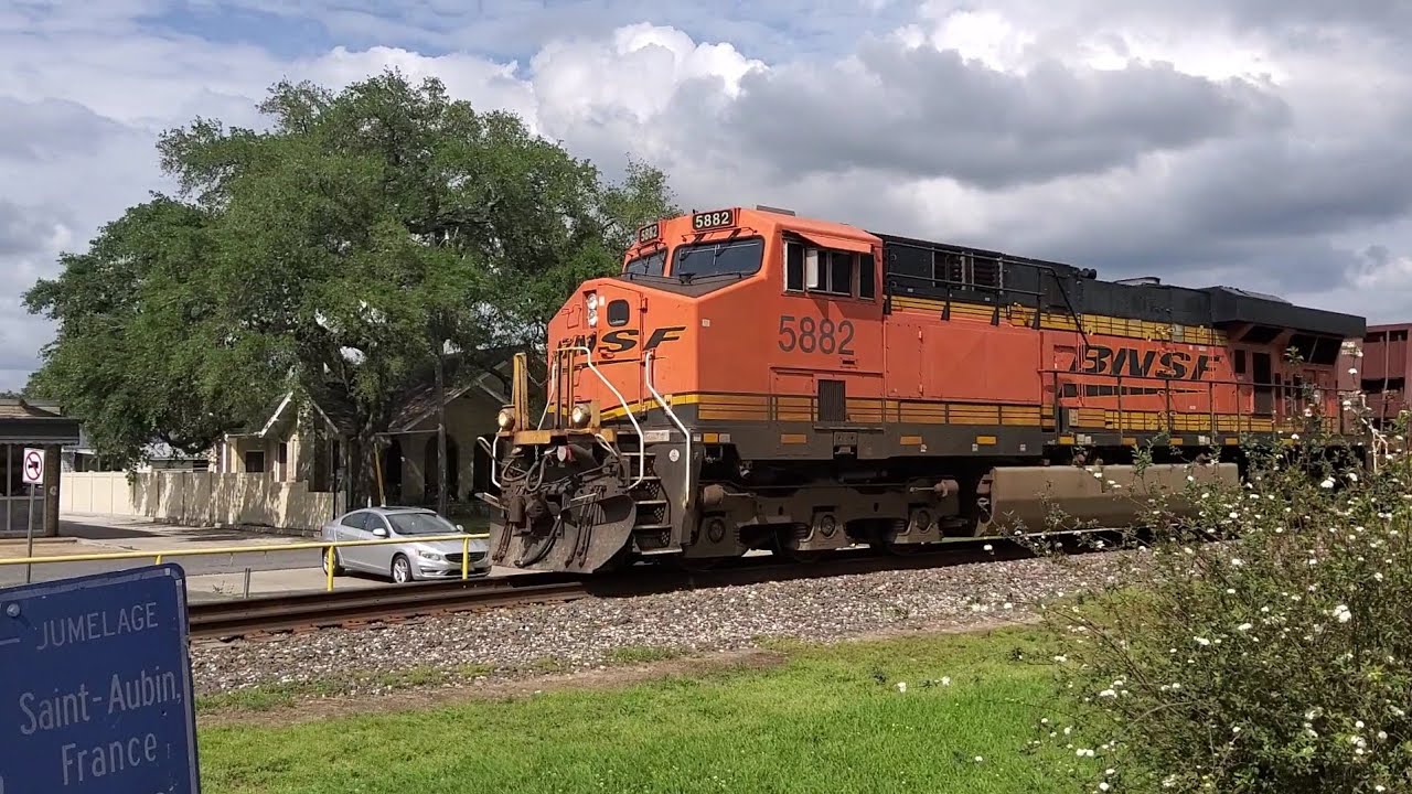 BNSF 5882 leads a WB out of LFT in Scott LA with 278 Axels & pictures in LFT on Tue, Apr 11 ...