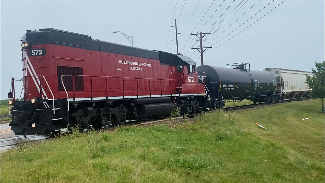 Burlington Junction Railway unit 572 moves a load of grain cars! 6/28/2024 - YouTube