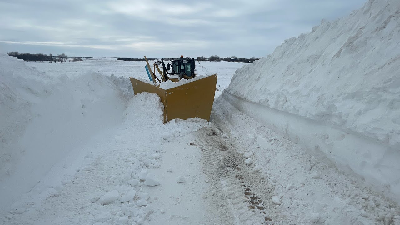 Motor grader South Dakota Blizzard plowing - YouTube