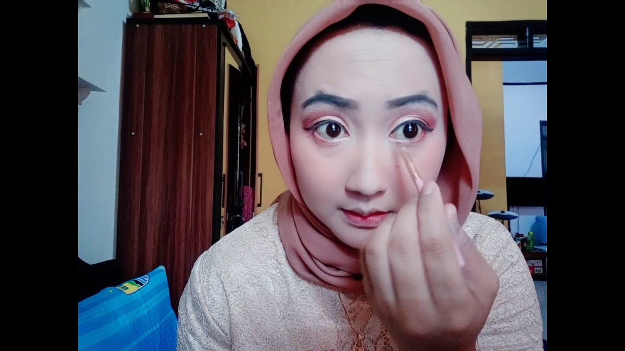Makeup wisuda produk MAKE OVER - YouTube