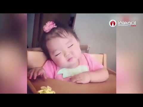 Uyurken yemek yiyen bebek sosyal medyayı salladı