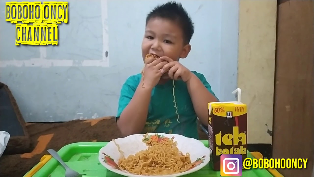 makan mie duo plus fried chicken!! - YouTube