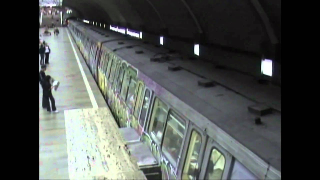 Trenul de metrou IVA-Astra 226-084-238 plecand din statia Titan pe M1 ...