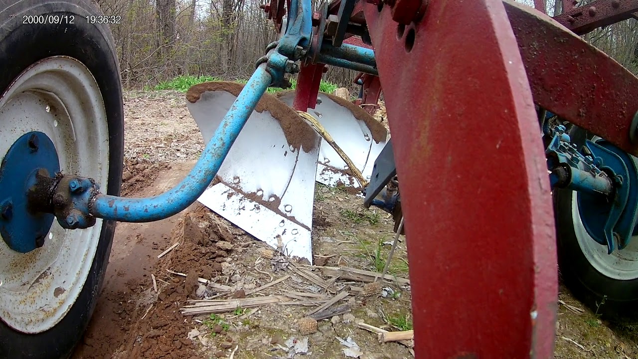 IH no. 8 Little Genius Plow 2-16's - YouTube