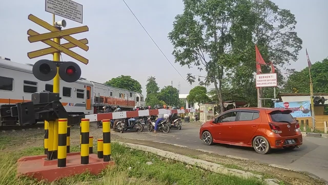 Palang Pintu Kereta Api || Railroad crossing || KA MAJAPAHIT 🇲🇨 6 Des ...
