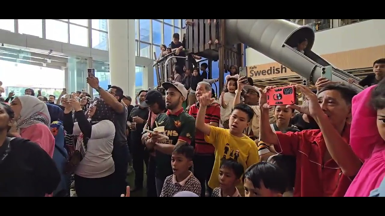 KLPD x HyperBrass performing Merdeka songs at MyTOWN KL - YouTube