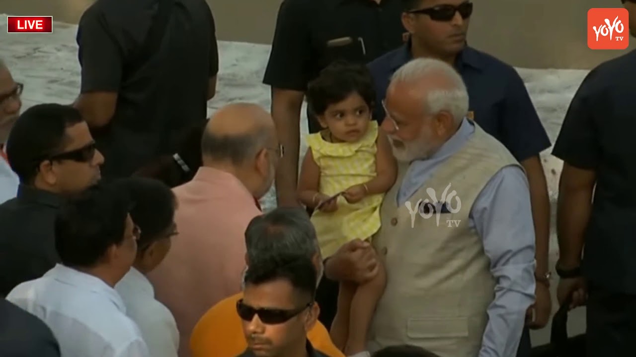 PM Modi Plays With Small Girl Before Voting | Narendra Modi Vote ...