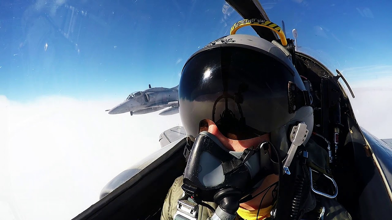 VOLANDO ENTRE HALCONES 2017 - YouTube