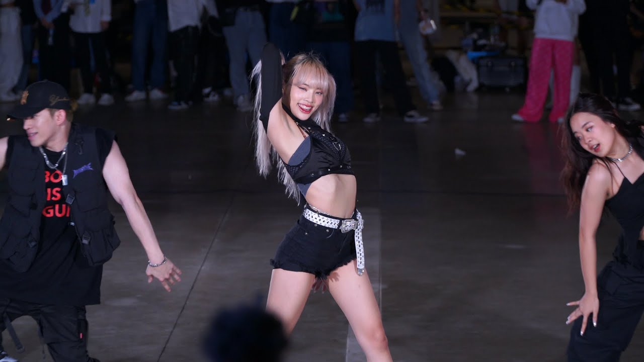 221125 [BELL as LISA Focus] MINIZIZE cover LISA - MONEY @ Siam Square ...