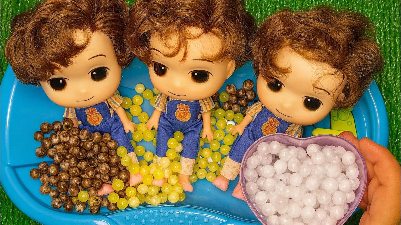 FUNNY DOLLS WITH 3 COLORED BATHS AND RAINBOW SWEETS - YouTube