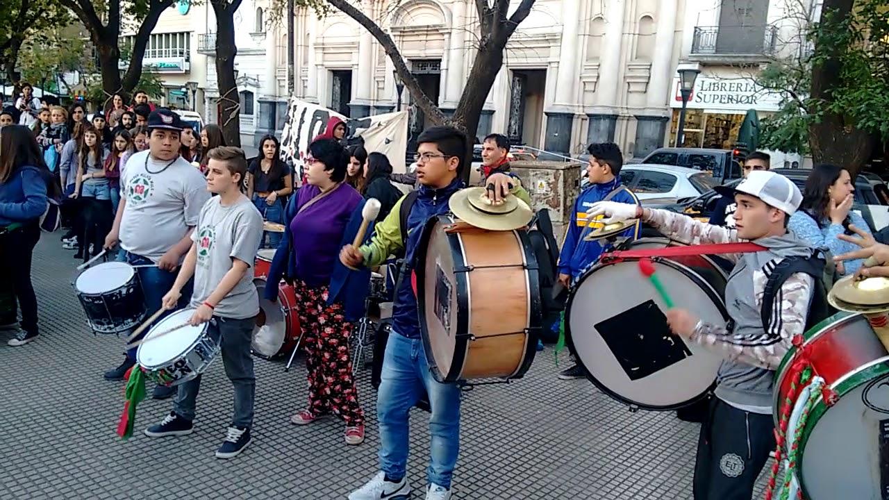 Murga Mulato Mule 💚 2017 #Despacito #plaza Roca - YouTube