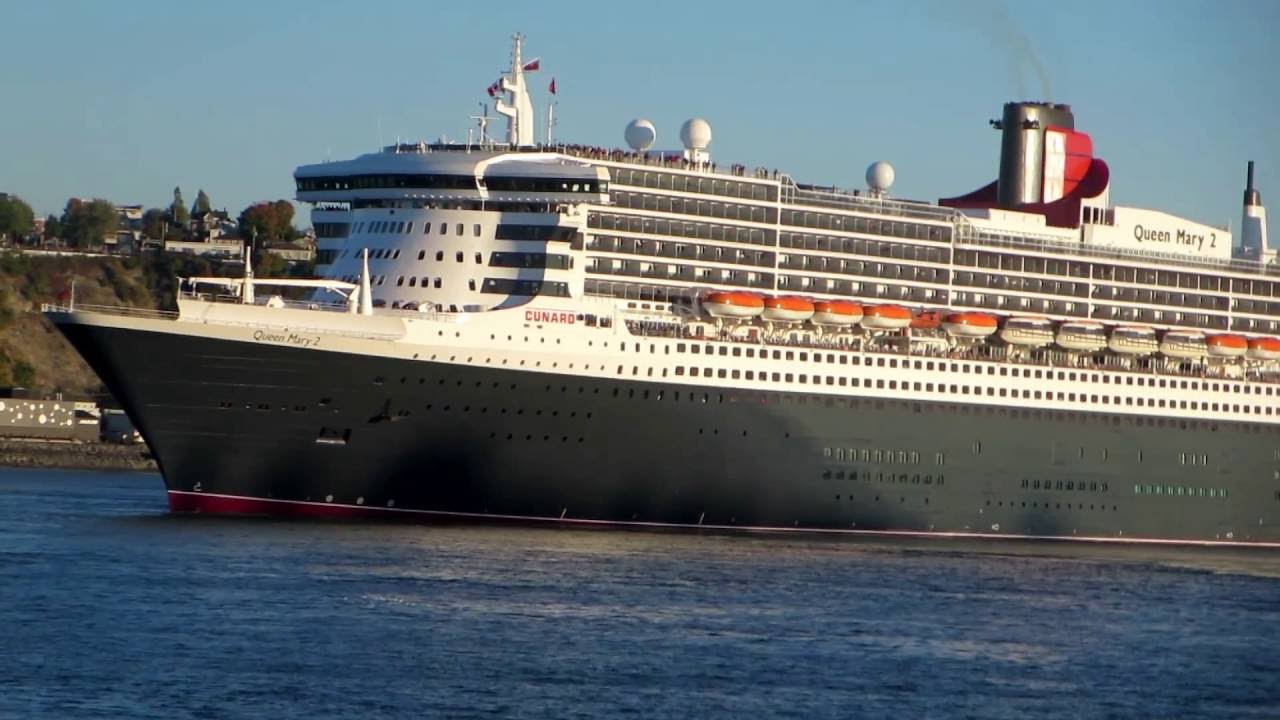RMS Queen Mary 2 -Blows her horns. Departure from Québec City.2016/010 ...