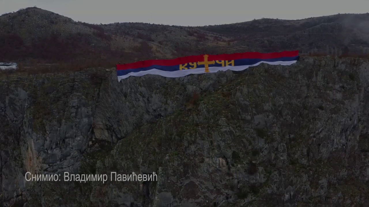 Pleme Kuči sa 30 metara dugačkom Srpskom trobojkom - YouTube