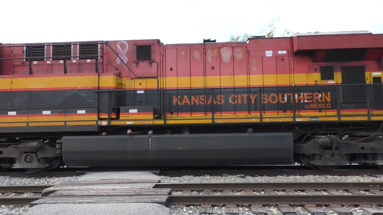 KCSM 4662 with Breast Cancer Awareness sticker leads CN A408 - YouTube