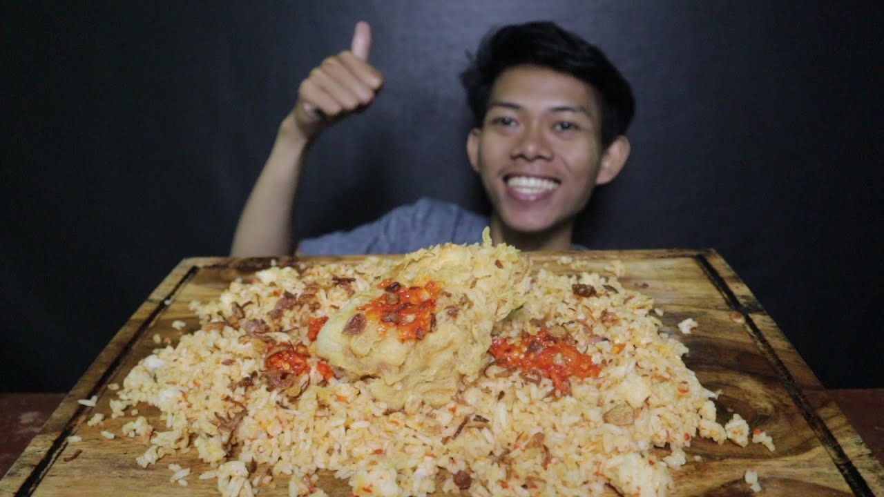 BANG MAKAN NASI GORENG PAKE AYAM GEPREK - YouTube