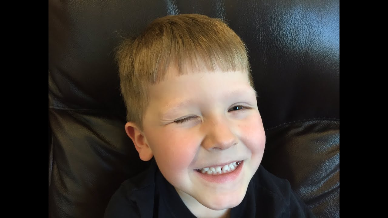 Winking Congressman has Competition from Photobombing 4-year-old - YouTube