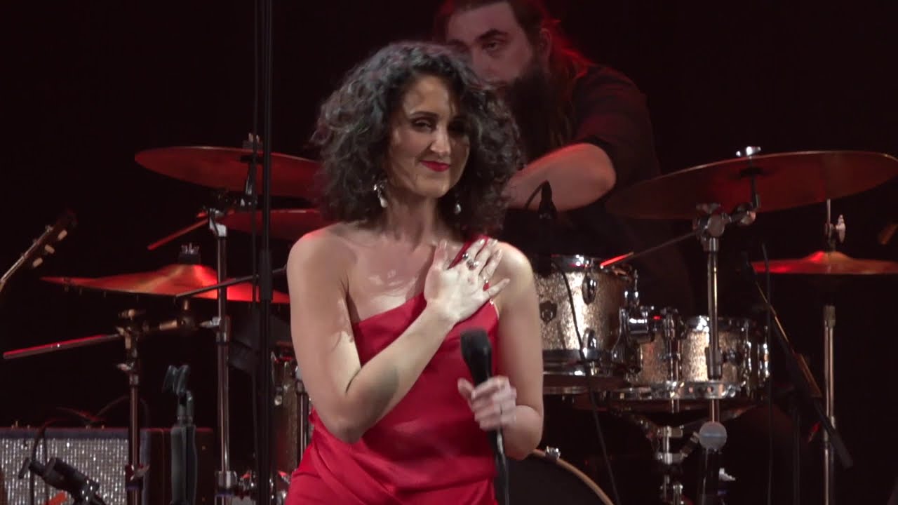 Maria Mendes | SAIA PRETA [Live in Latvia] ft. Michael Pipoquinha ...