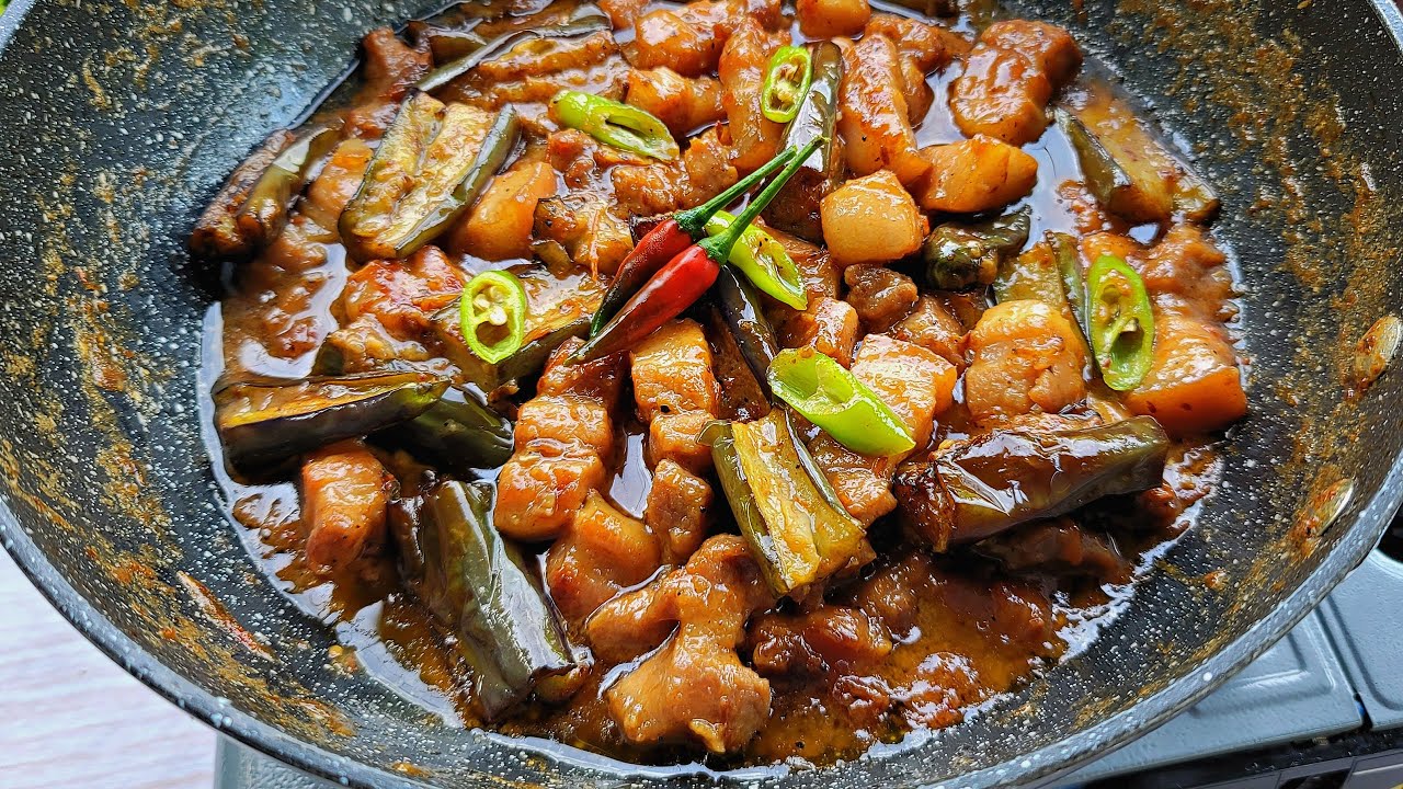 PORK BINAGOONGAN WITH COCONUT MILK - YouTube