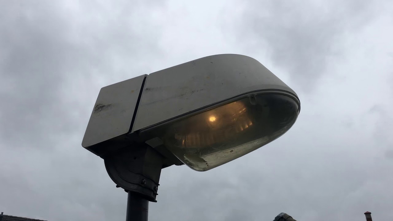 Philips Traffic Vision 100W CDO-TT start - YouTube