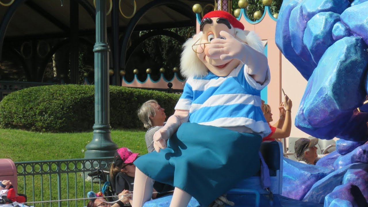 Disneyland Paris June 2018 - Part 9 - Parade & Dumbo - YouTube