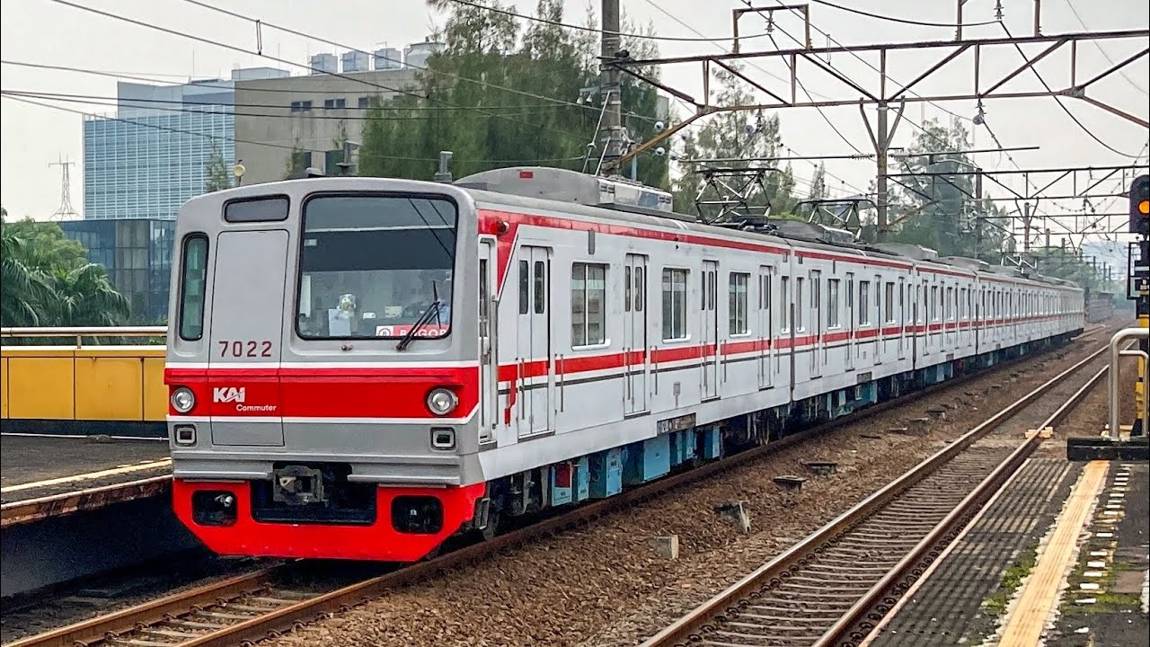 Kumpulan Kereta Api KRL Commuter Line di Stasiun Gondangdia! JR 205, TM ...