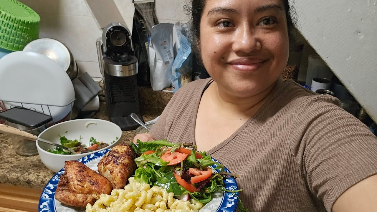 Cocinemos pollo frito con ensalada de coditos - YouTube