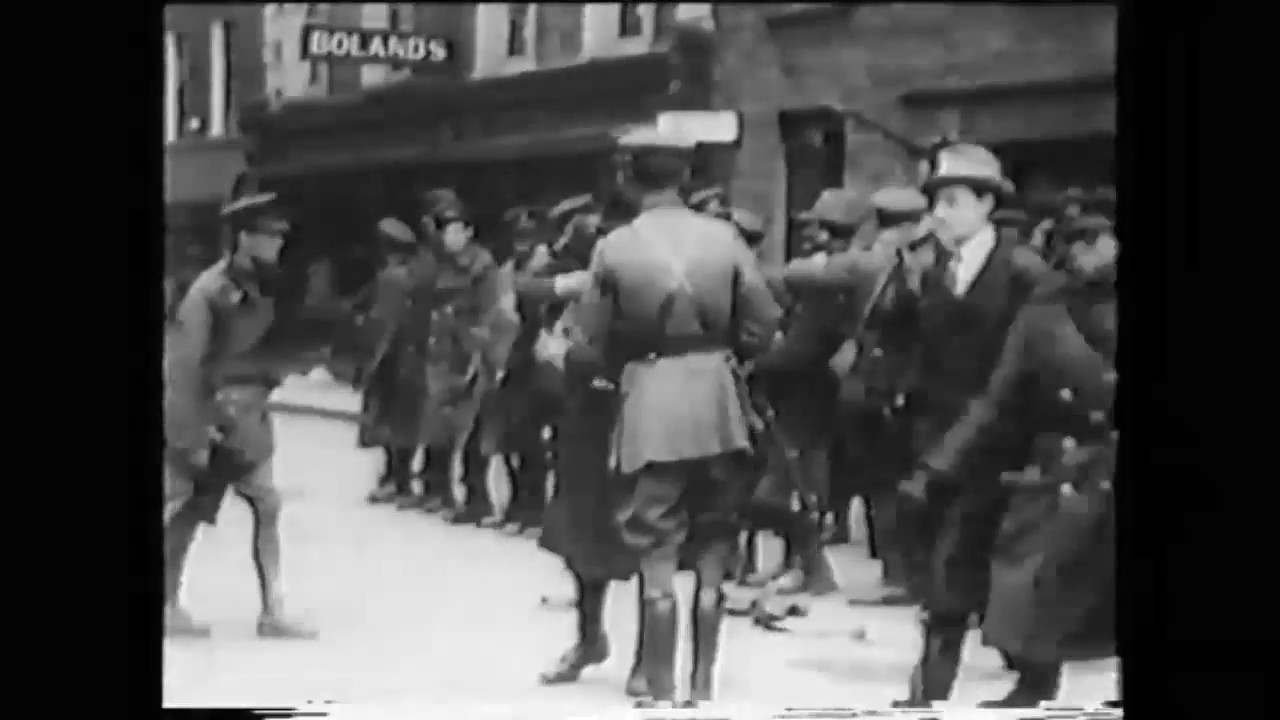 Irish civil war: The Four Courts in Dublin being bombarded in 1922 ...