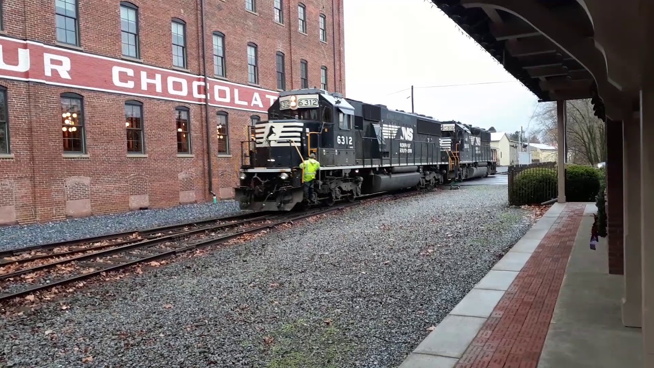 Norfolk Southern H23 @ Downtown Lititz - YouTube
