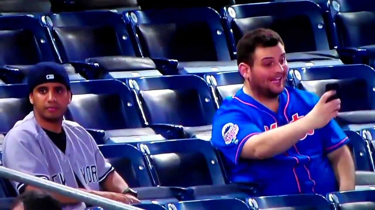 Met fan takes funny self pics after Mets sweep the Yankees - YouTube
