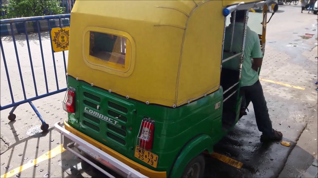 riding on Bajaj RE Compact LPG Auto Rickshaw on road engine sound - YouTube