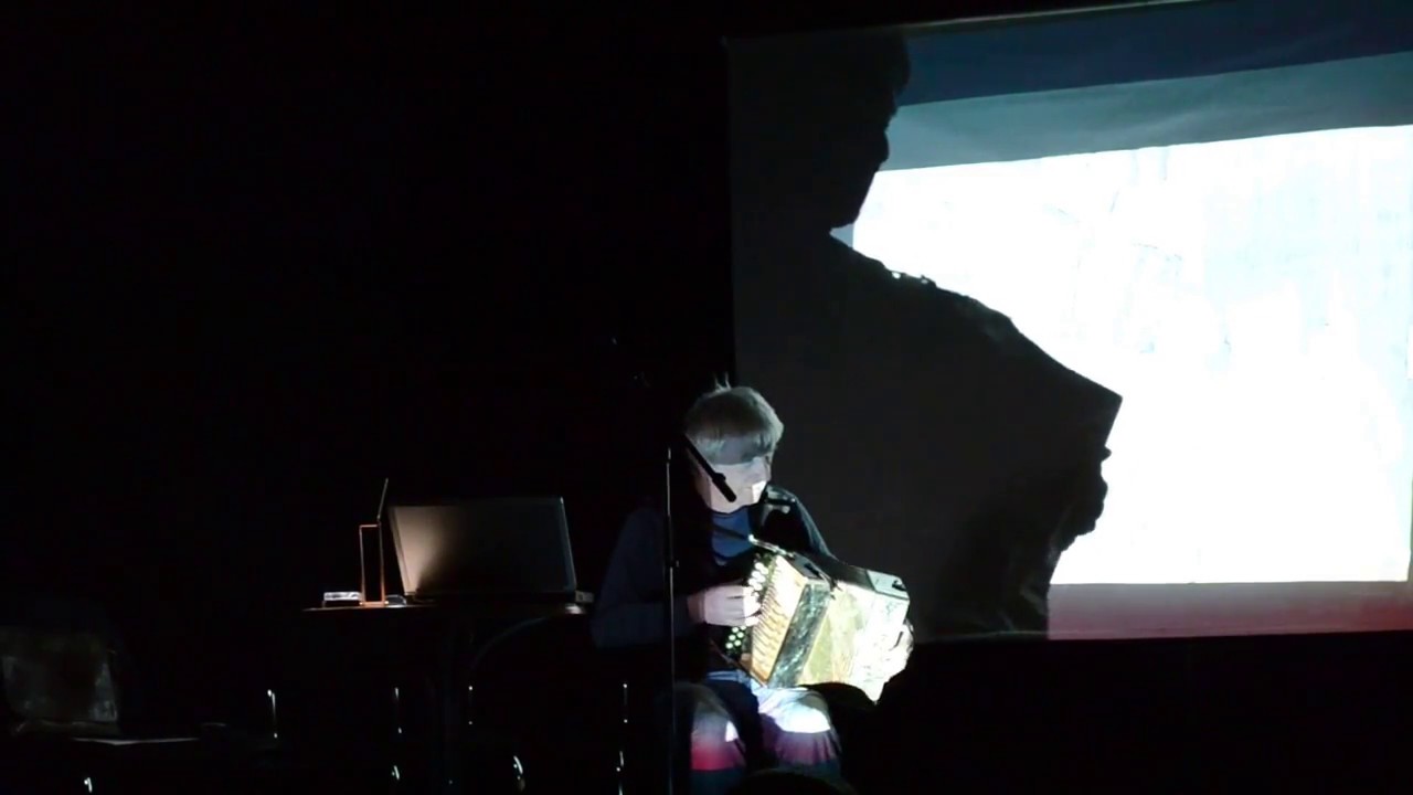 Charlie Piggott playing Cuz Teahan’s Tadgh and Biddy Waltz - YouTube